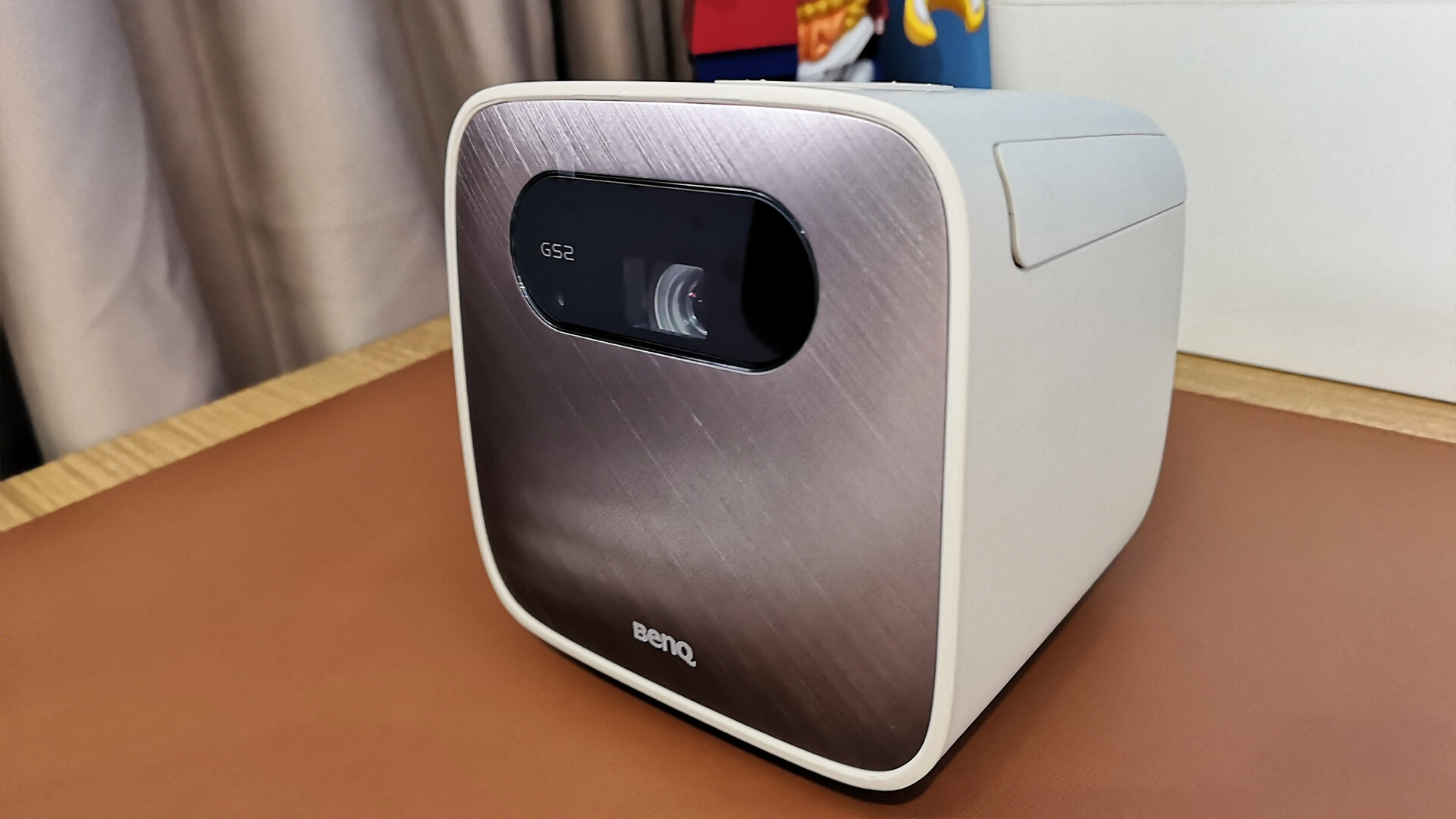 BenQ GS2: Wireless portable mini projector for family entertainment ...