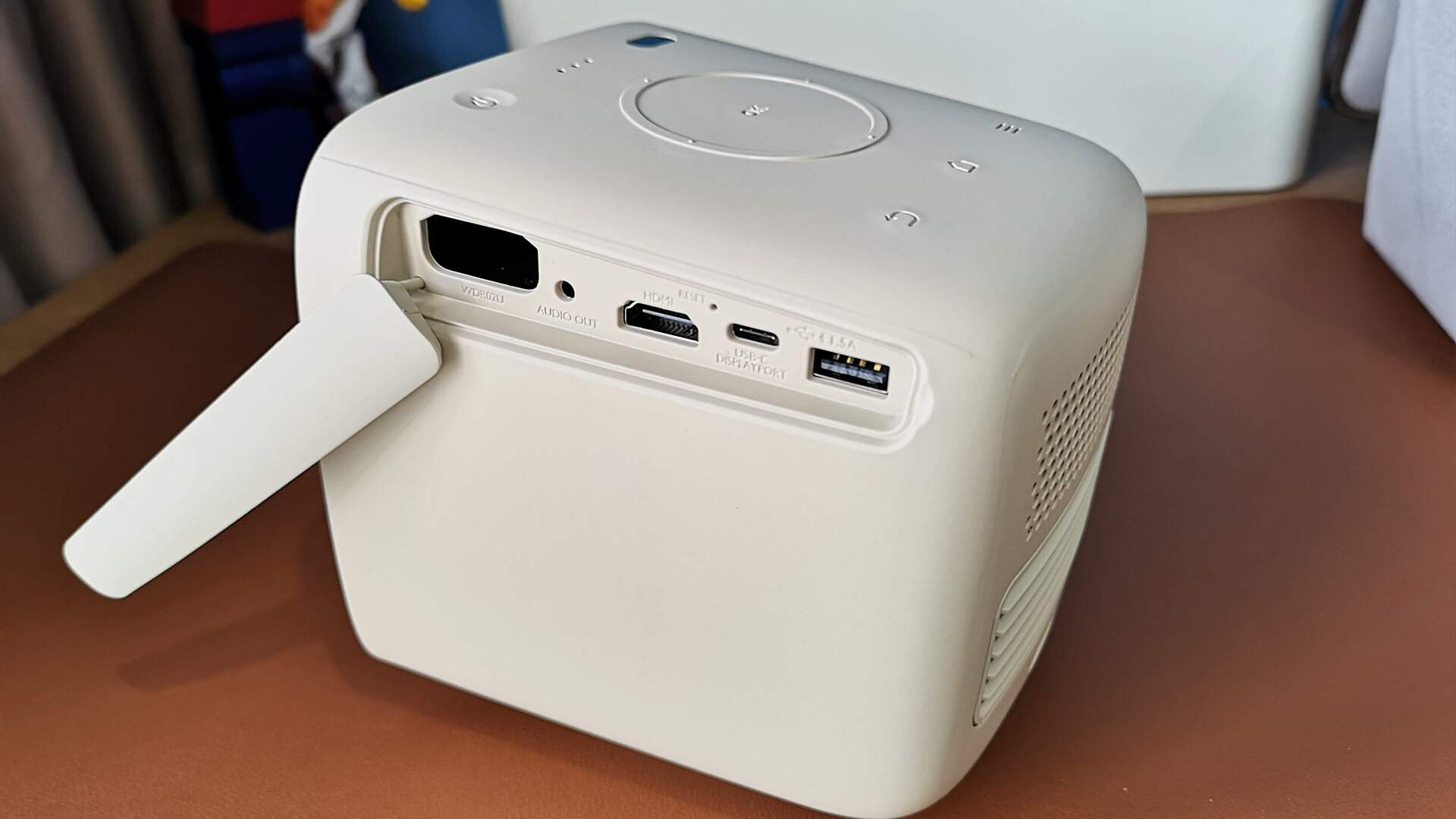 BenQ GS2: Wireless portable mini projector for family entertainment ...