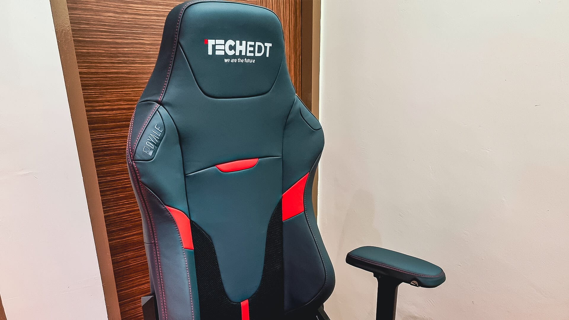 Royale Ergonomics (Bespoke): Customisable gaming chair with automotive ...