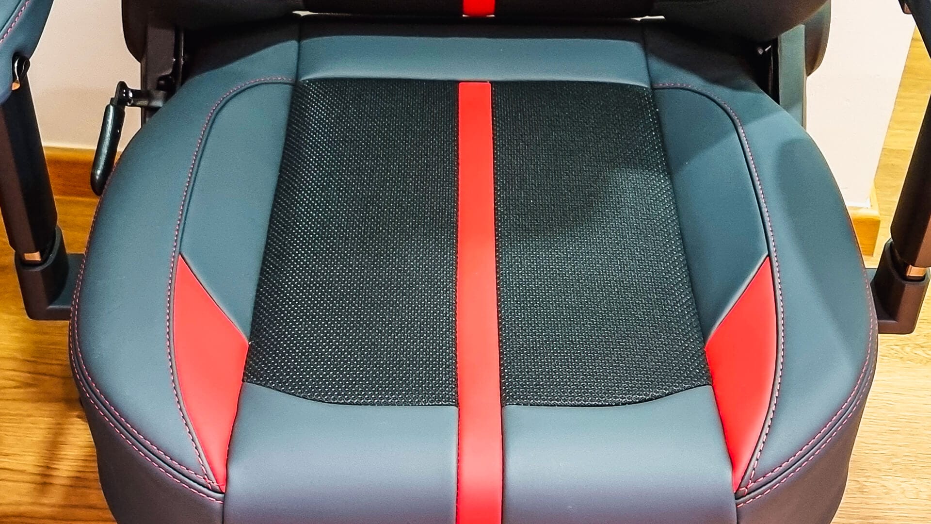 Royale Ergonomics (Bespoke): Customisable gaming chair with automotive ...
