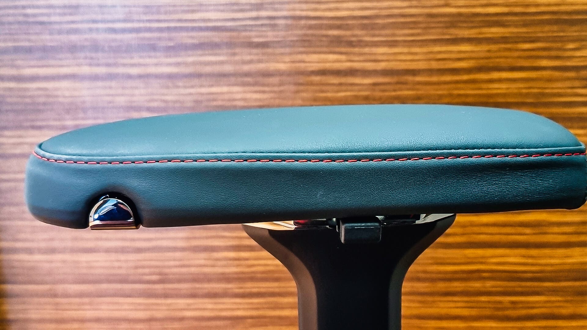 Royale Ergonomics (Bespoke): Customisable gaming chair with automotive ...