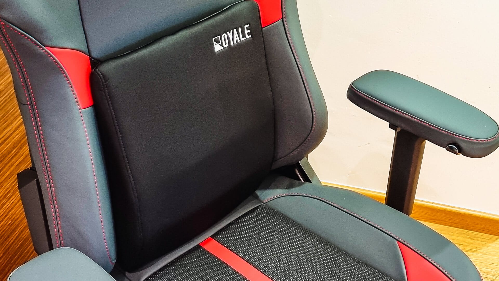 Royale Ergonomics (Bespoke): Customisable gaming chair with automotive ...