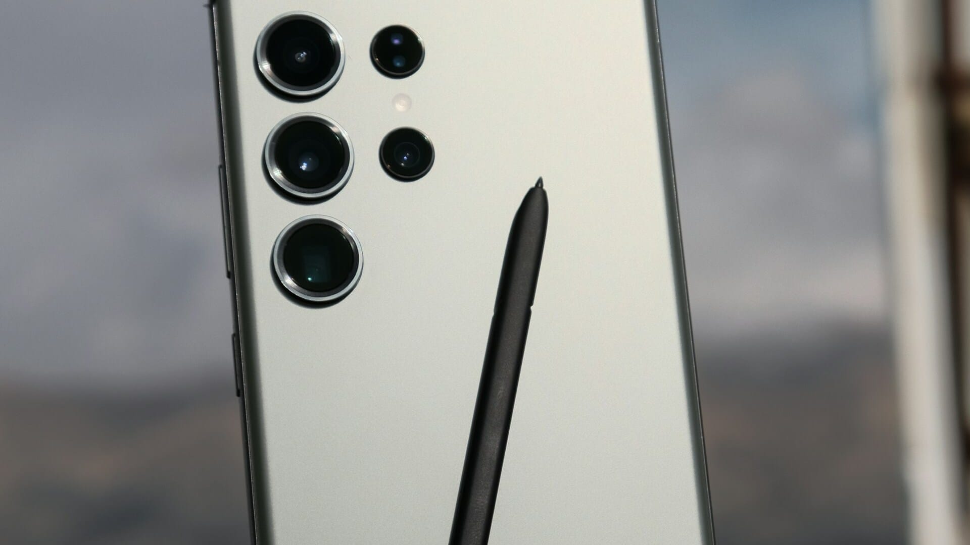 Samsung acknowledges display issues on Galaxy S24 Ultra, promises ...