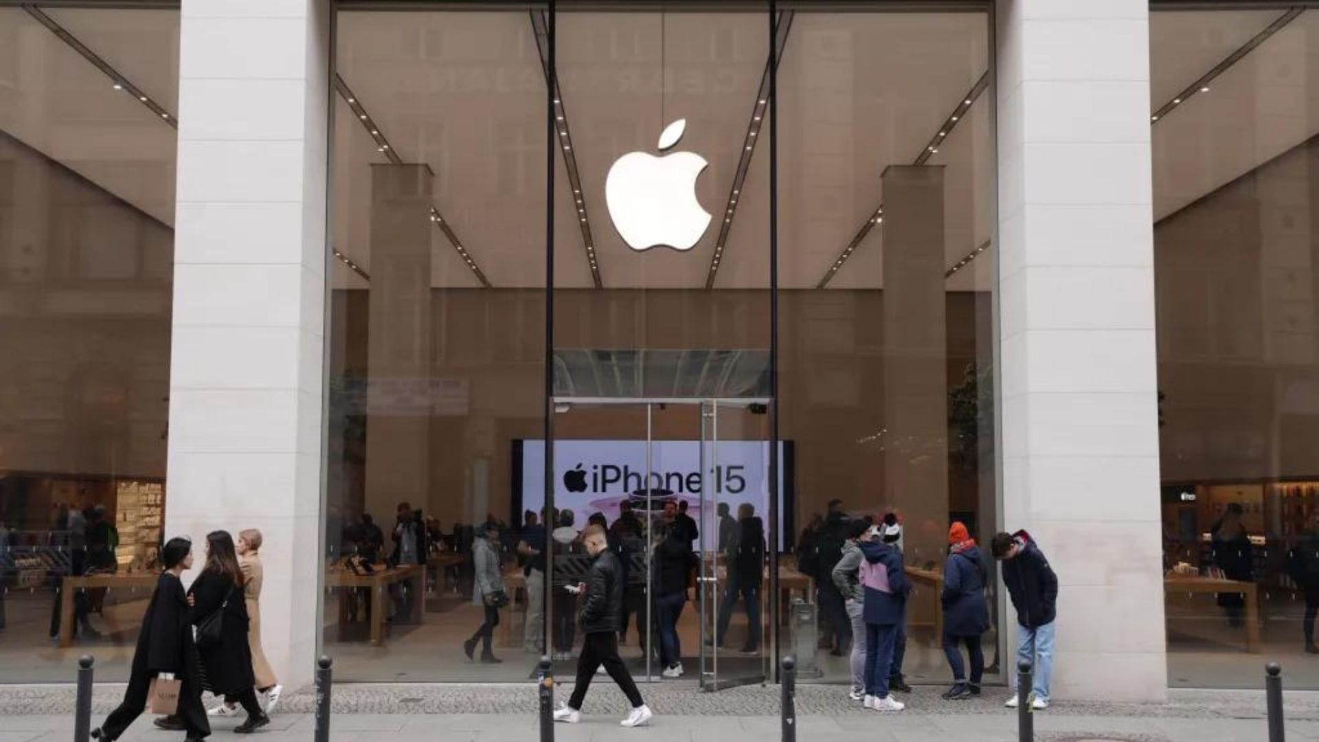 Apple reaches its first contract agreement with unionised US retail ...